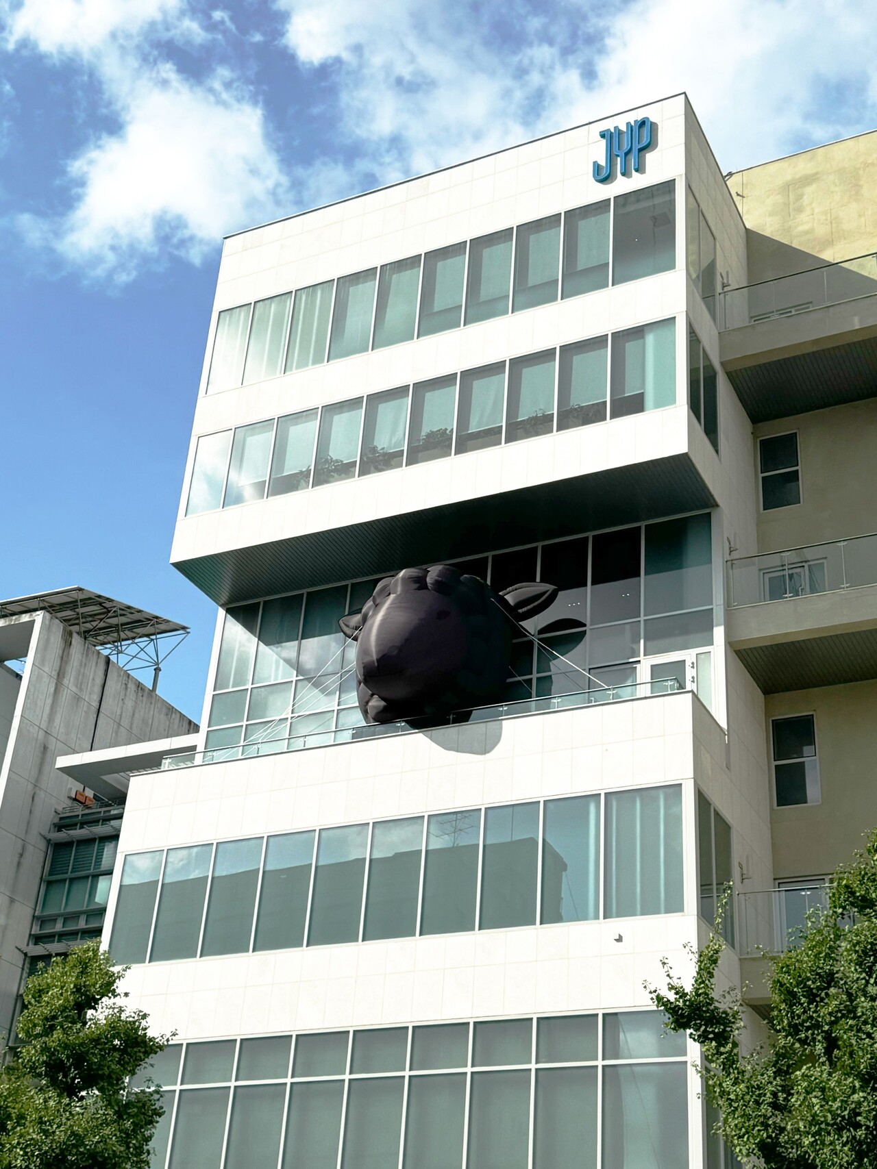 엔믹스, 컴백 심상치 않네…의문의 ARS 번호·JYP 사옥에 대형 풍선